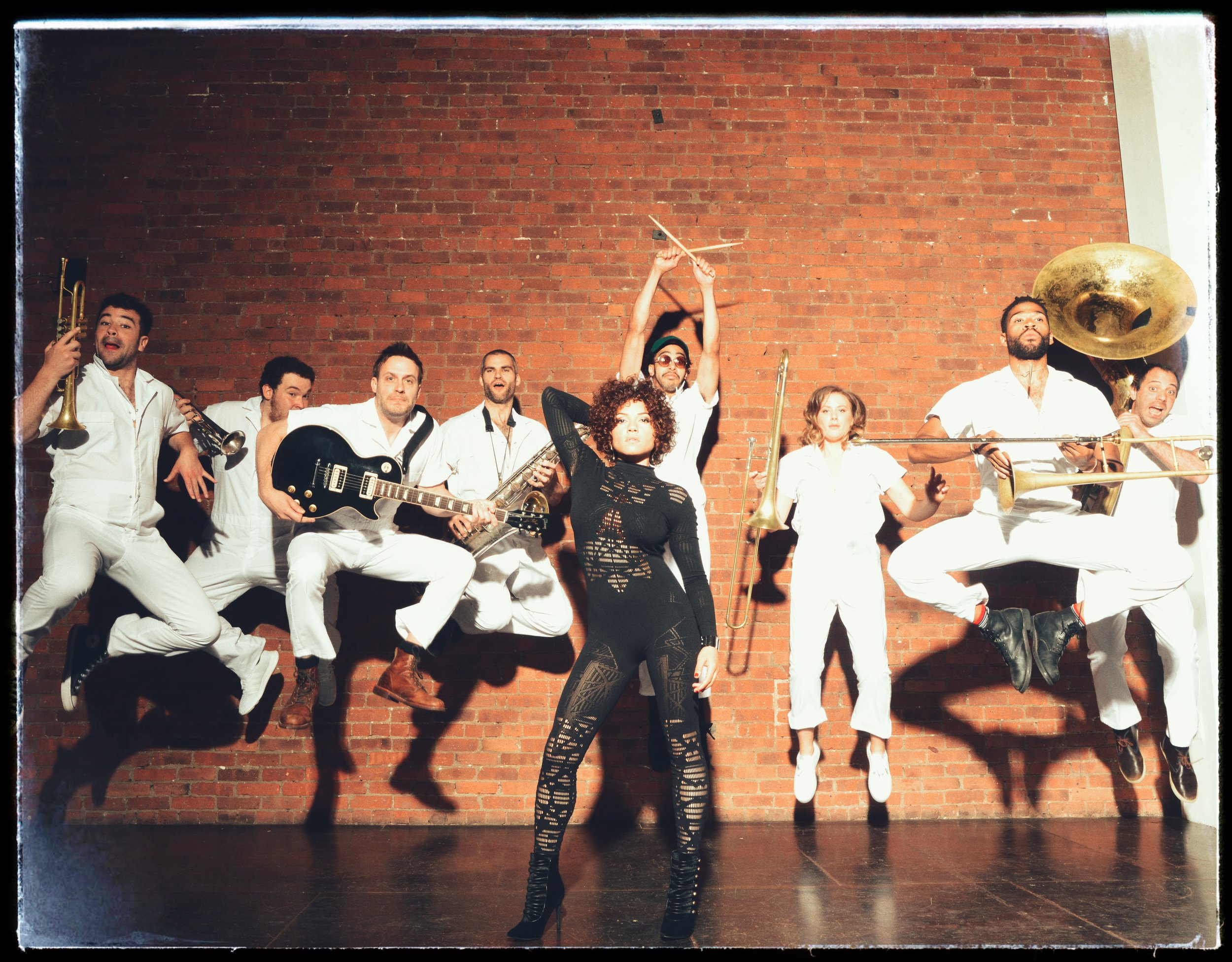 Sophia Urista (BRASS AGAINST) orinó sobre un fan en pleno show ...